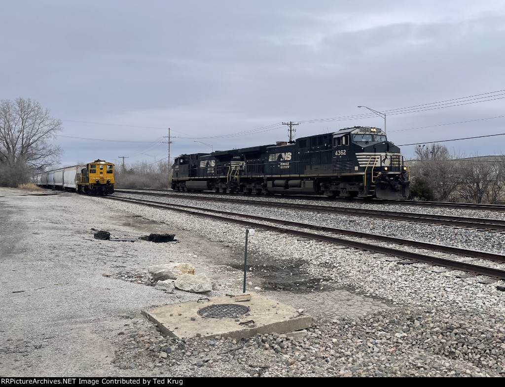 NS 4362 & 4480 passing WAMX 1604
